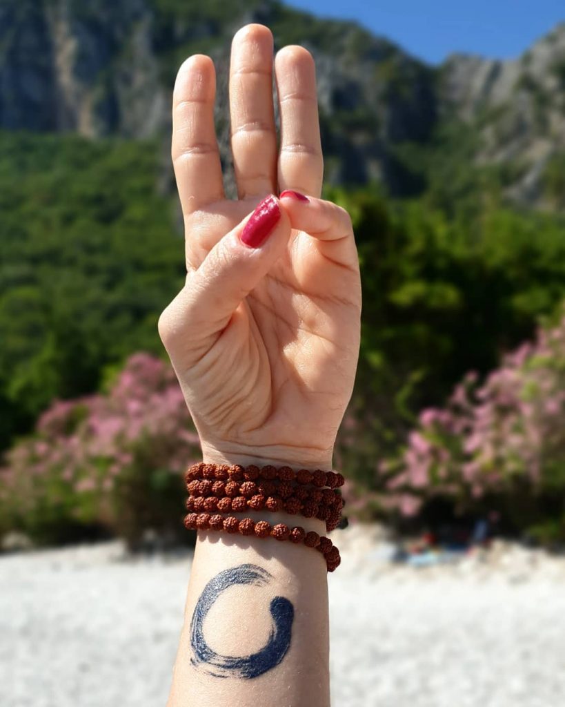 8+ Different Mudra Hand Positions For Meditation - TheMeditationGuides